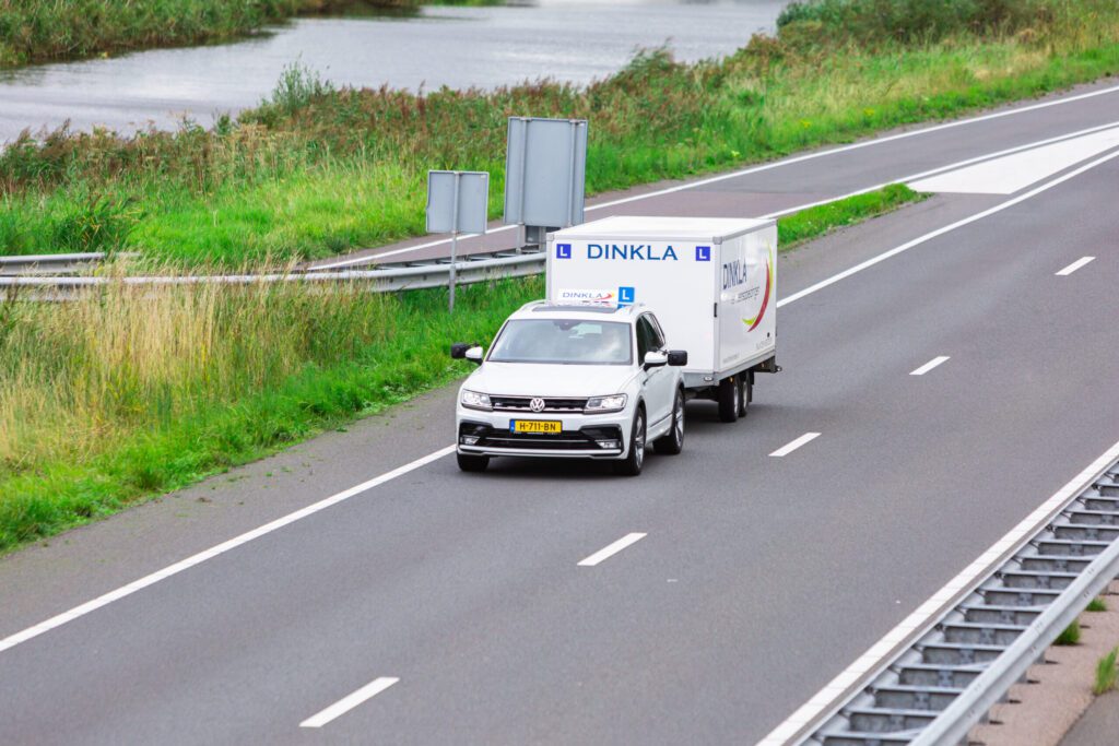 Rijbewijs E achter B halen? Dit moet je weten! | Dinkla